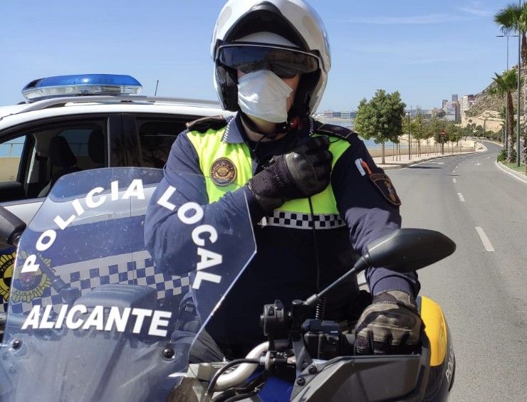Policías Locales de Alicante salvan la vida a un hombre de 72 años ... Policías Locales de Alicante salvan la vida a un hombre de 72 años ...